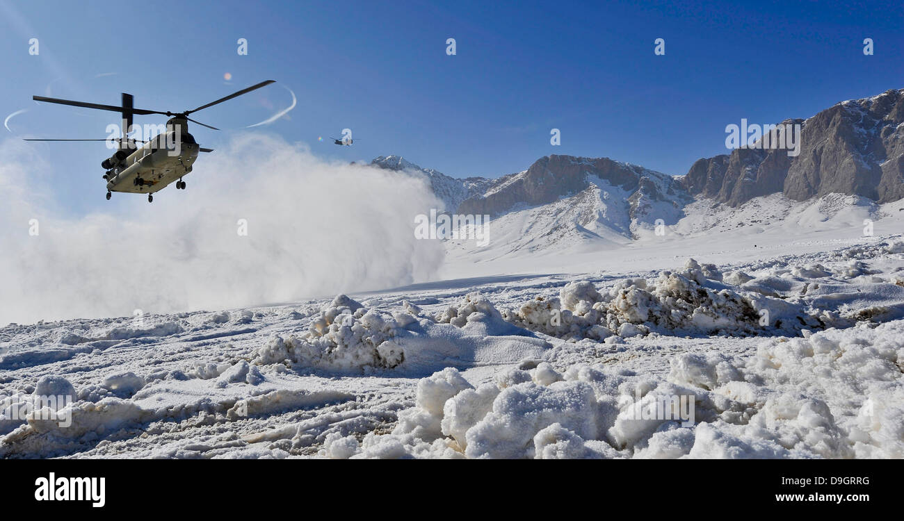 Snow flies up as a U.S. Army CH-47 Chinook prepares to land Stock Photo ...