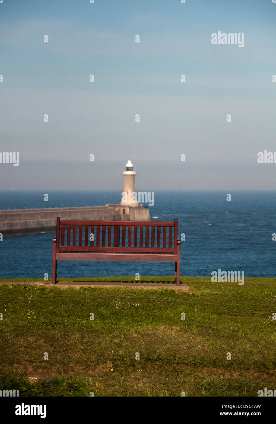 Whitley bay lighthouse hi-res stock photography and images - Alamy