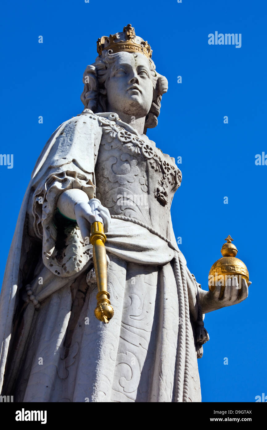 Queen anne statue sculpture hi-res stock photography and images - Alamy