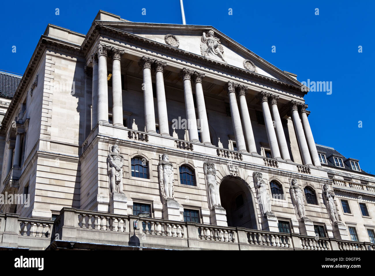 The impressive exterior of the Bank of England in London Stock Photo ...