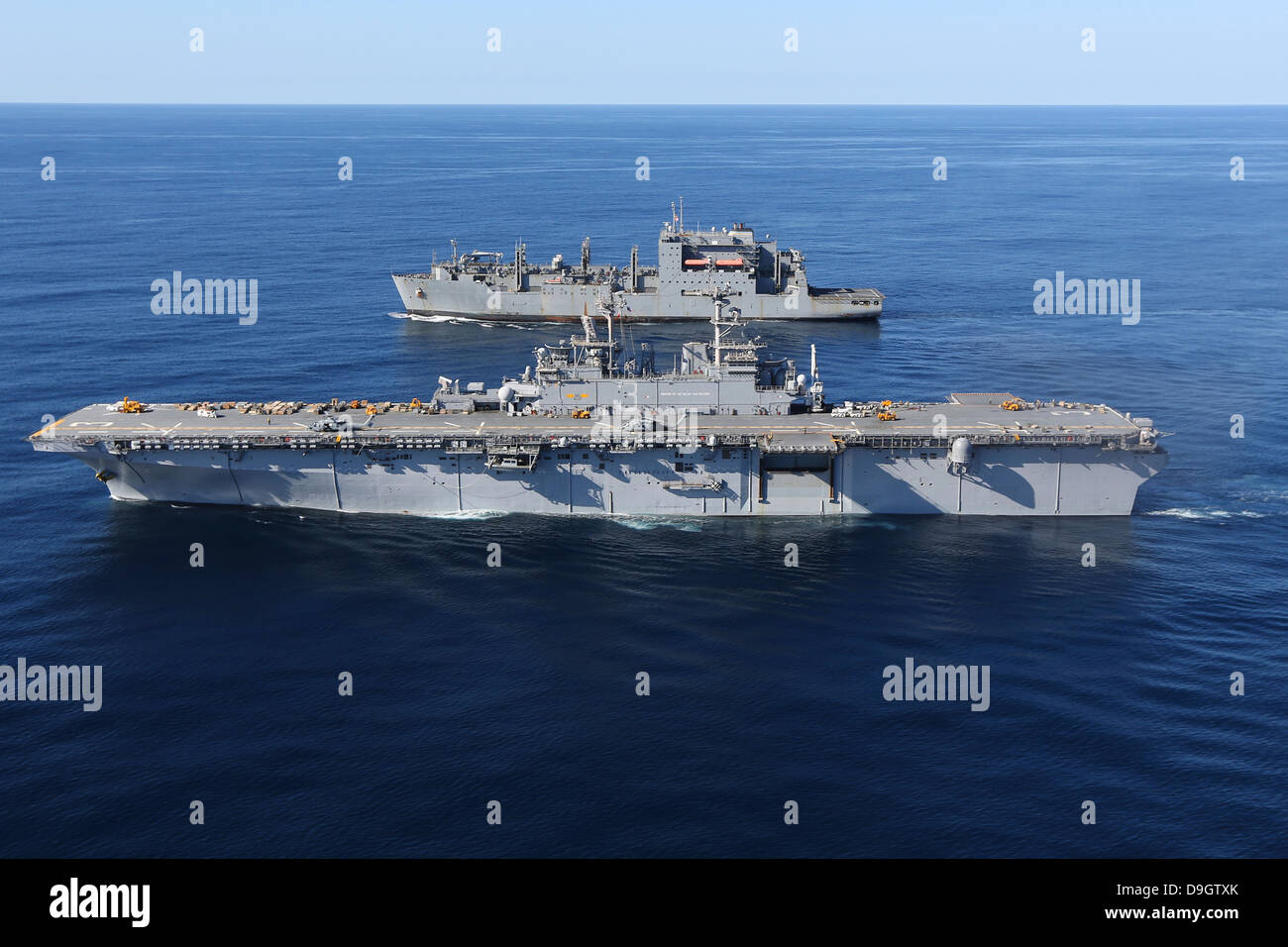 Amphibious assault ship USS Kearsarge alongside USNS Robert E. Peary ...