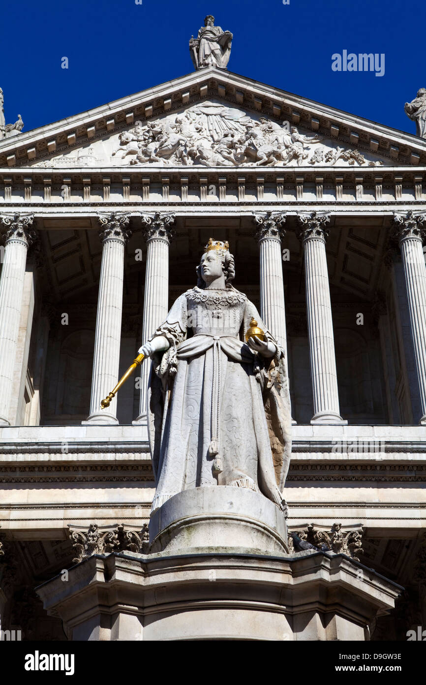 The Queen Anne Statue situated infront of St. Paul's Cathedral in ...