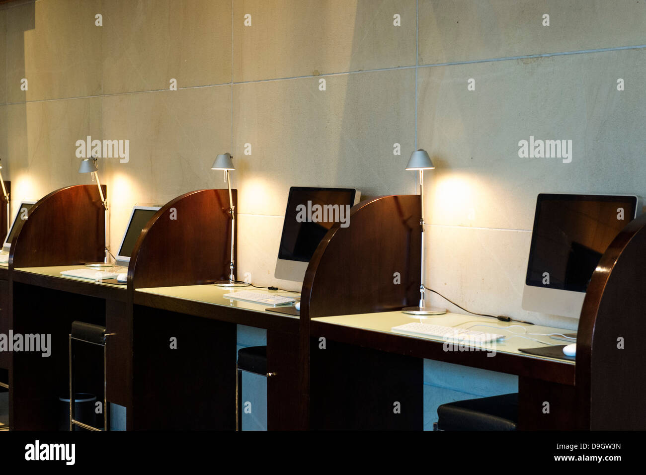 Cyber Cafe High Resolution Stock Photography and Images - Alamy