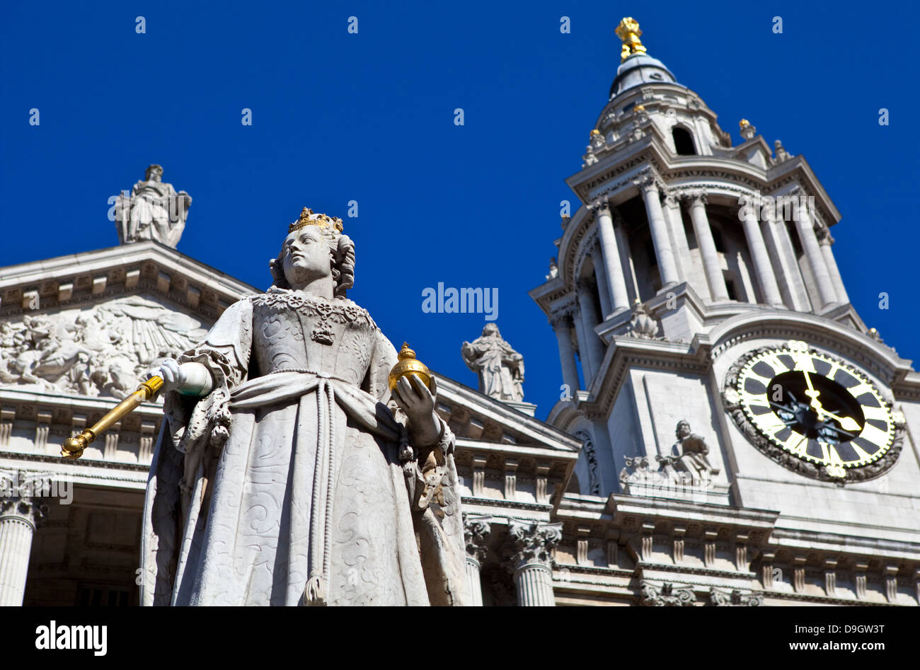 The Queen Anne Statue situated infront of St. Paul's Cathedral in ...