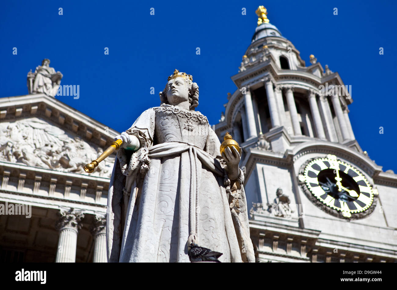 The Queen Anne Statue situated in front of St. Paul's Cathedral in ...