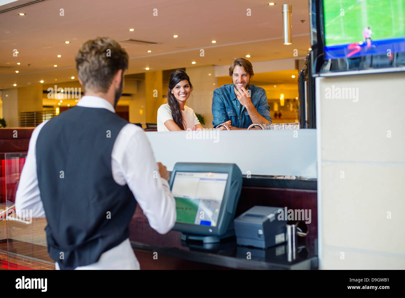 Couple at checkout counter in a restaurant Stock Photo - Alamy