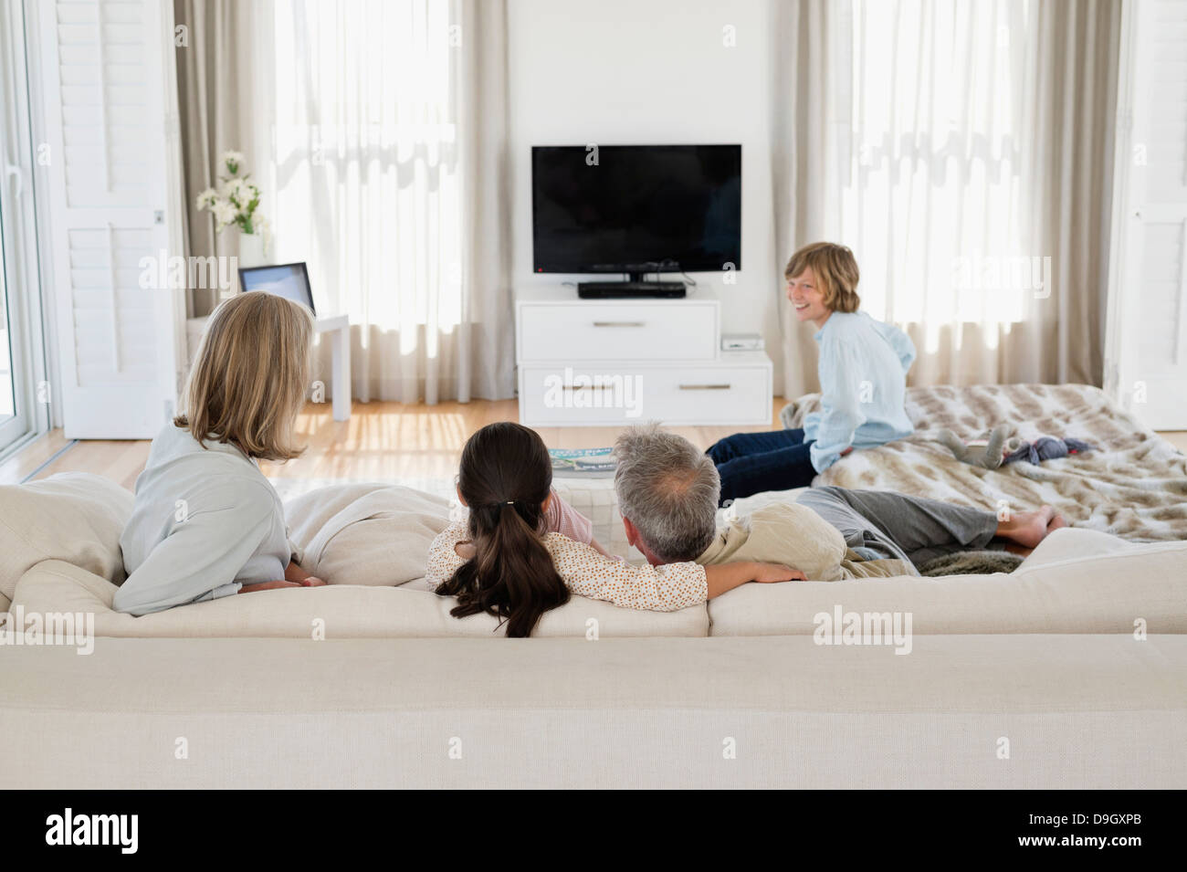 Three generation family watching television hi-res stock photography ...