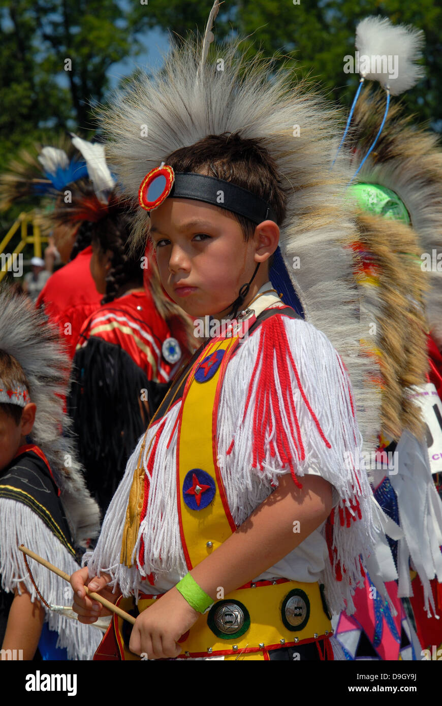 Native american boy dancing usa hi-res stock photography and images - Alamy
