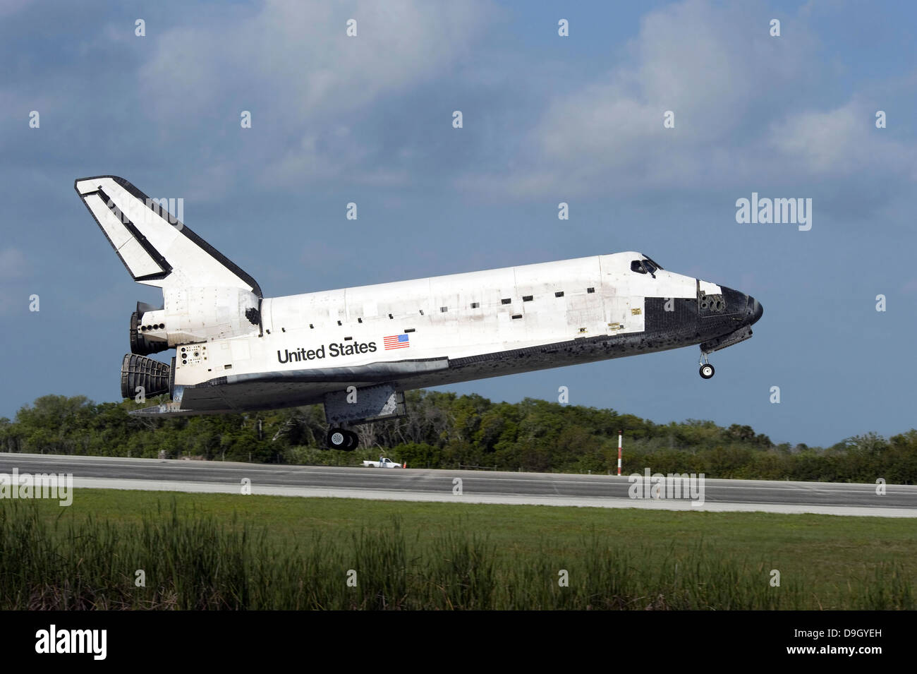Space shuttle Discovery lands on Runway 33 at the Shuttle Landing ...