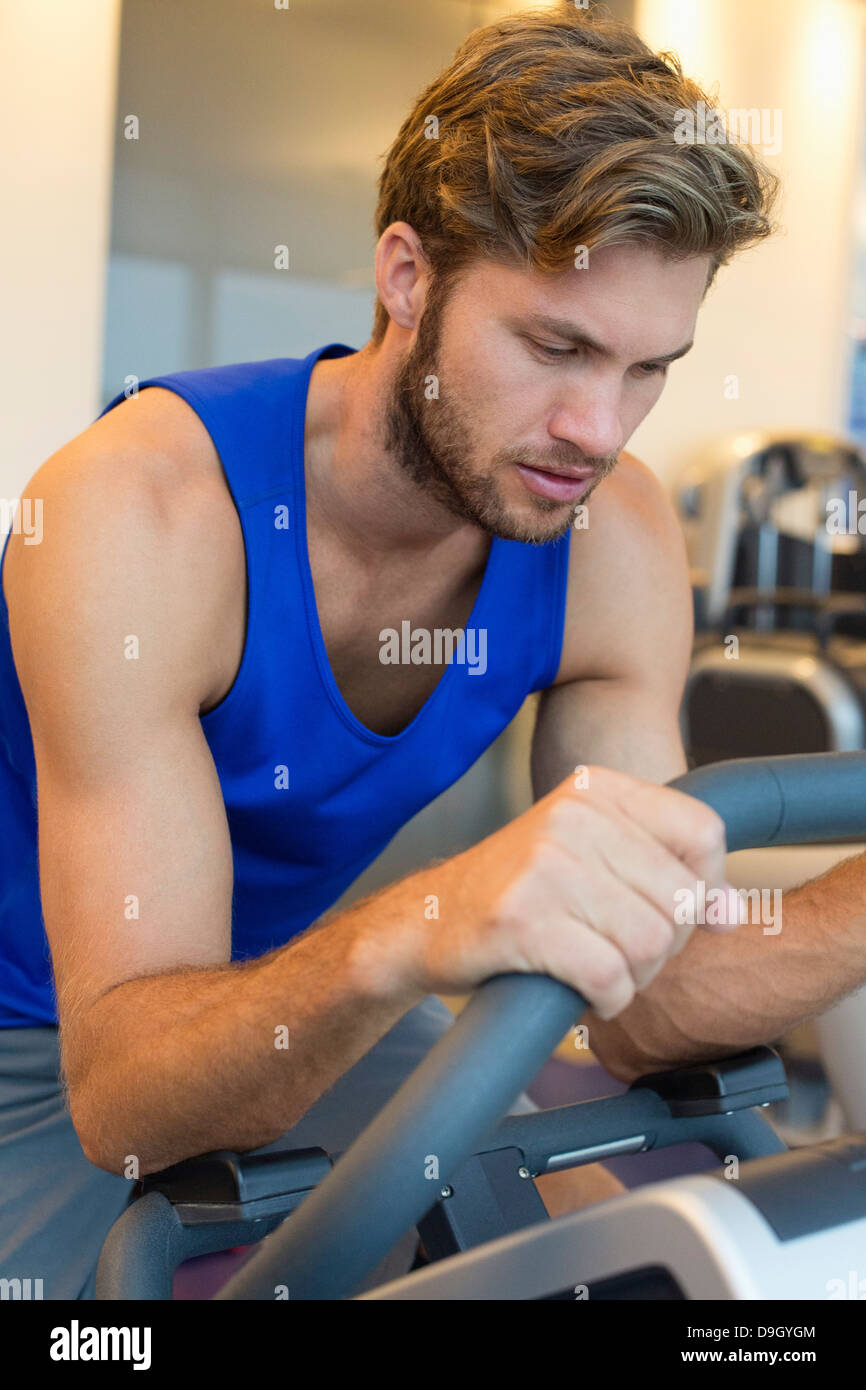 Man exercising on a machine in a gym Stock Photo - Alamy