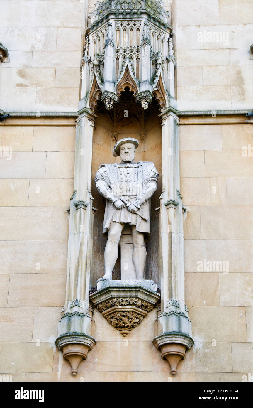 Statue of Henry VIII above Kings College entrance in Cambridge Stock ...