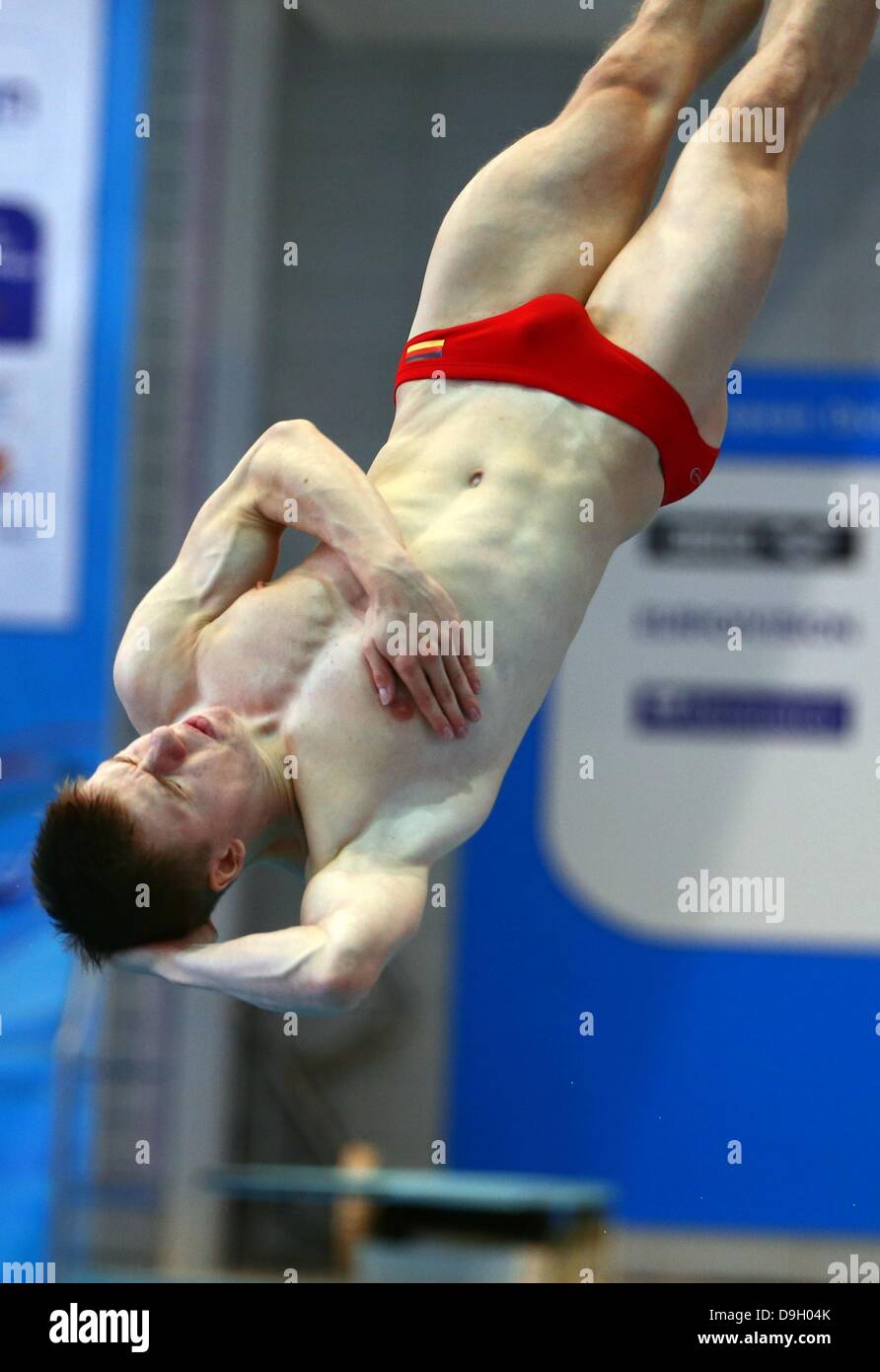 Mens diving hi-res stock photography and images - Alamy