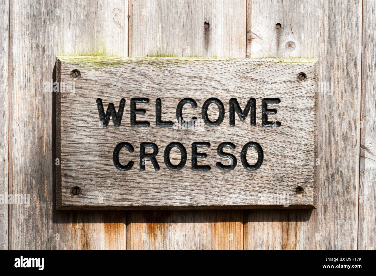 Bilingual welcome sign in English and Welsh Stock Photo - Alamy