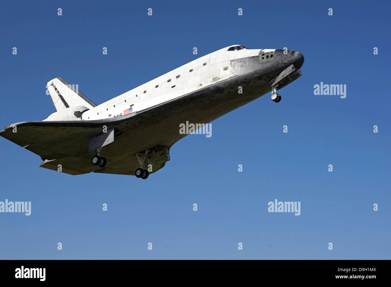Space shuttle Atlantis approaching Runway 33 at the Kennedy Space ...