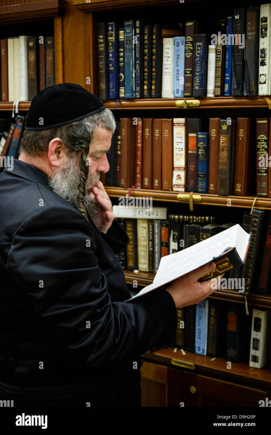 Jewish people pray synagogue hi-res stock photography and images - Alamy