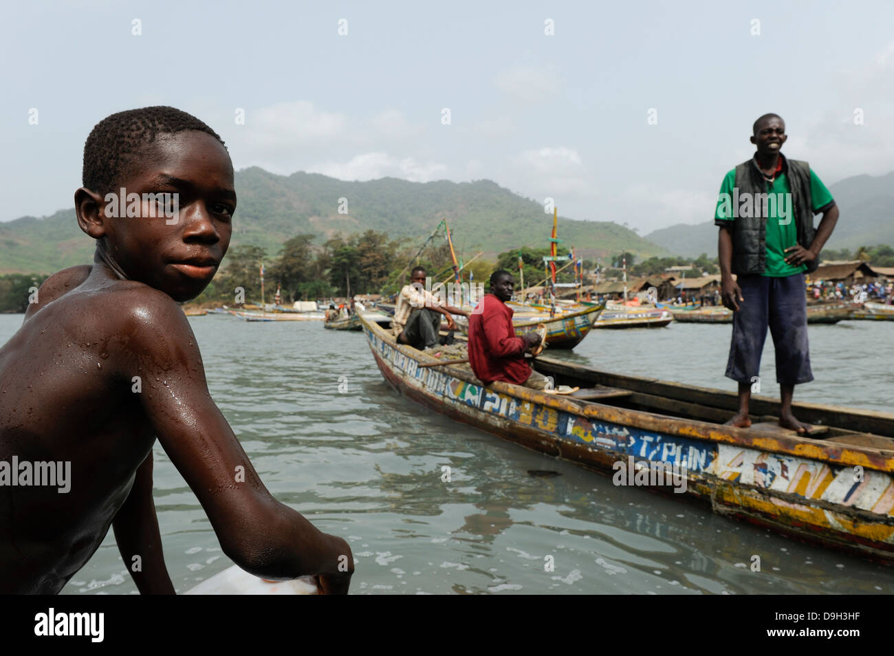 SIERRA LEONE, Western Area Peninsular, fishing harbor in Tombo, food ...