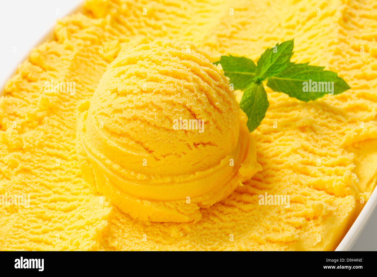 Scoop of yellow ice cream Stock Photo - Alamy