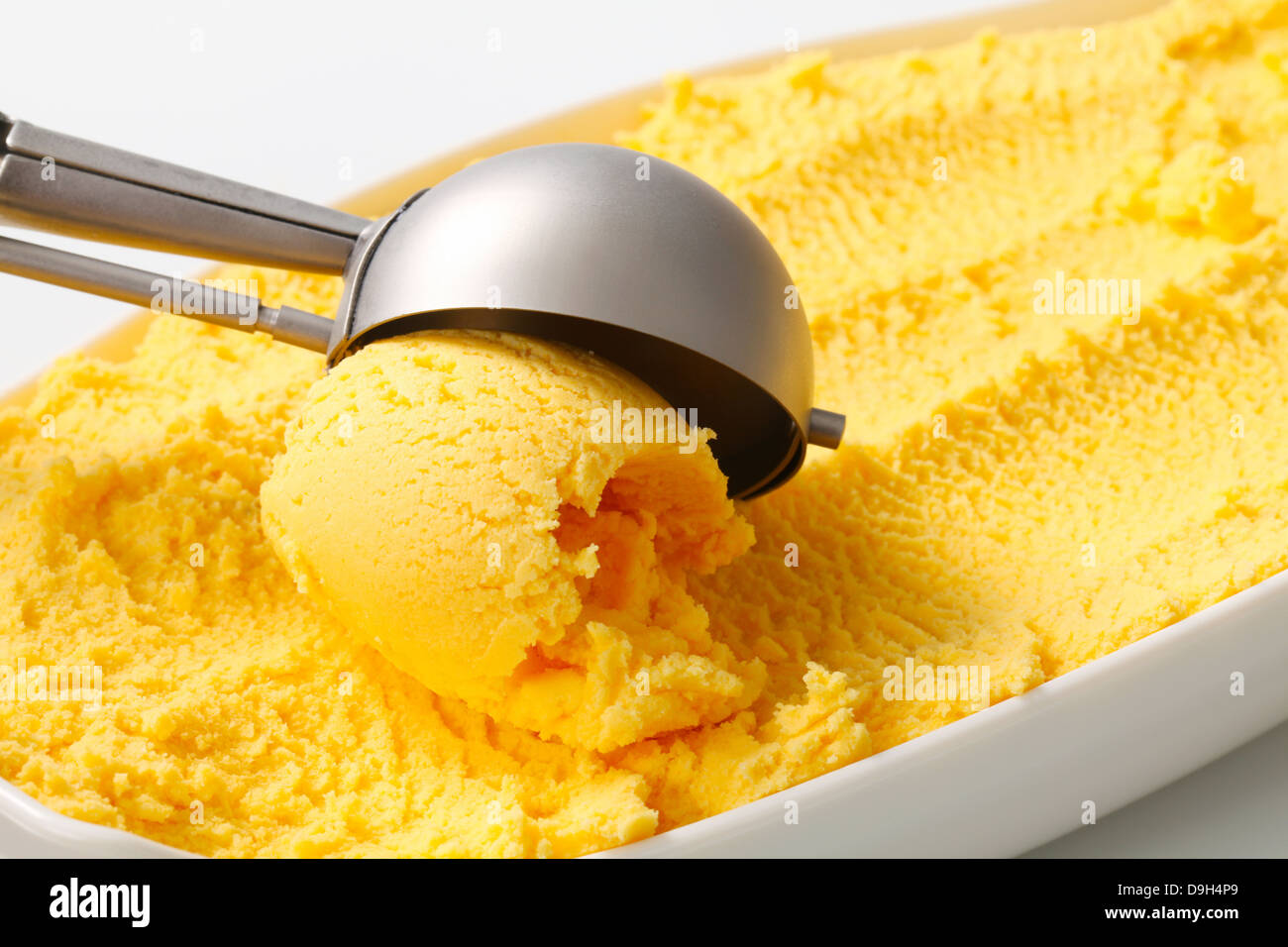 Scoop of yellow ice cream Stock Photo - Alamy