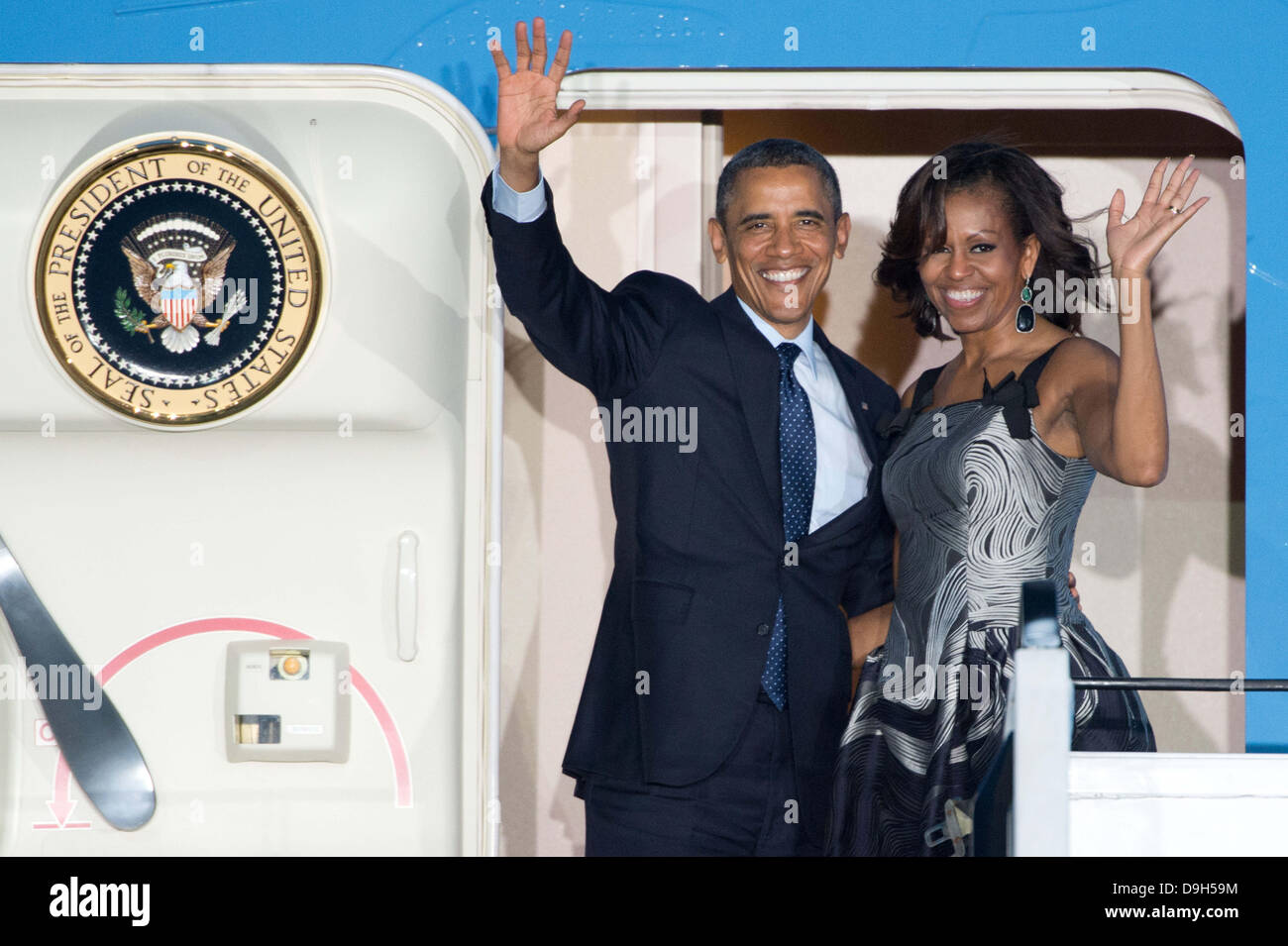US President Barack Obama and his wife Michelle wave goodbye as they ...