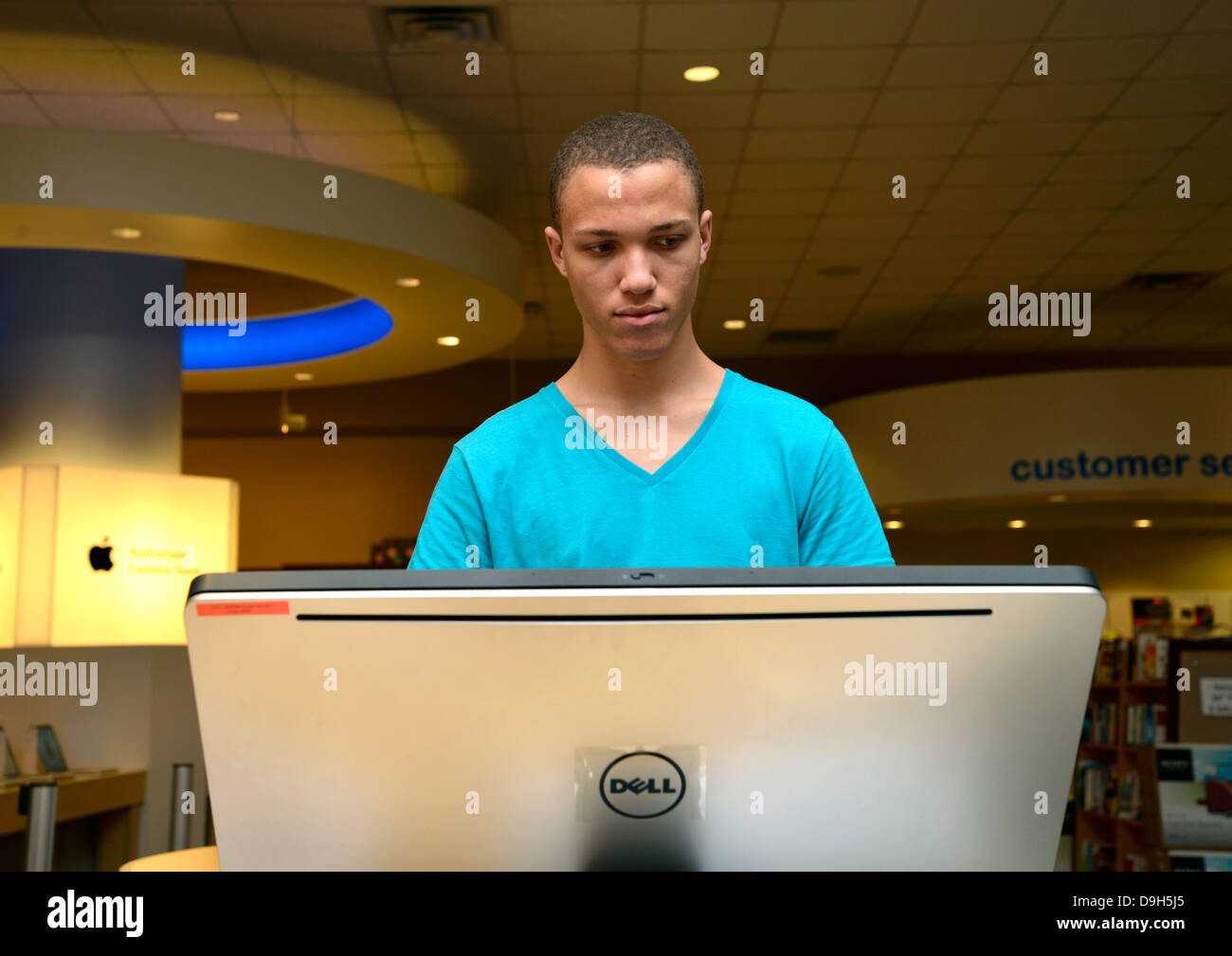 Campus bookstore students hi-res stock photography and images - Alamy