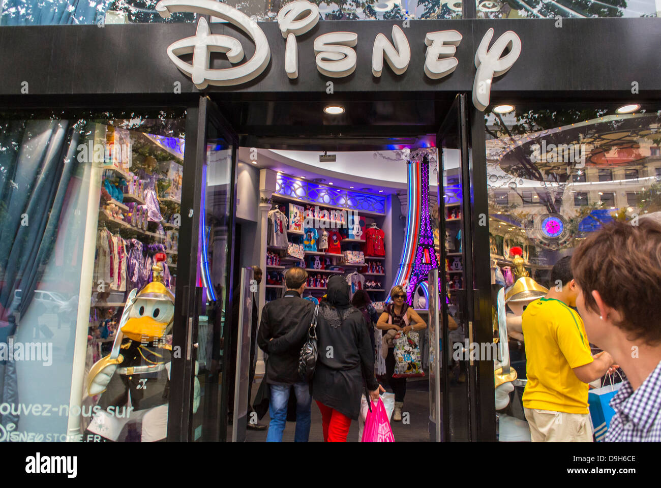 Family shopping store door hi-res stock photography and images - Alamy