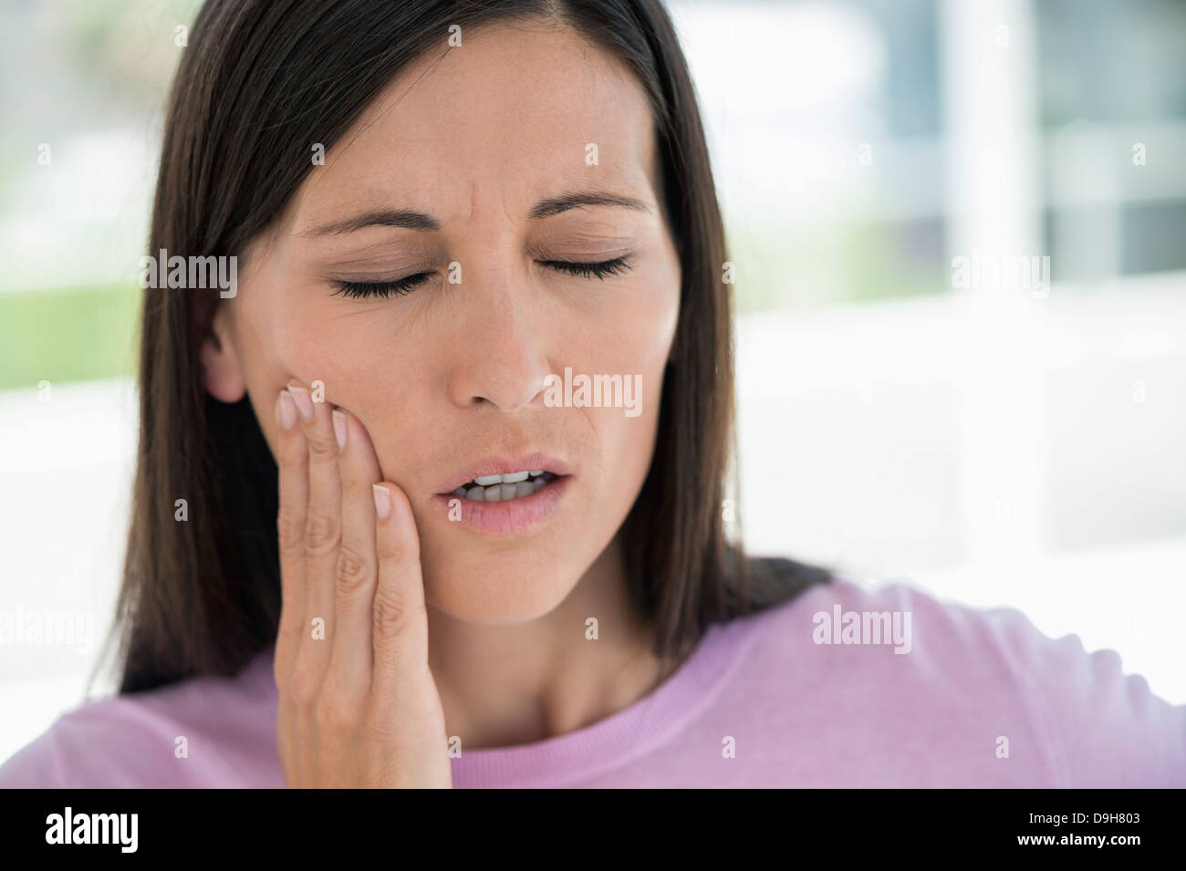 Woman suffering from a toothache Stock Photo - Alamy