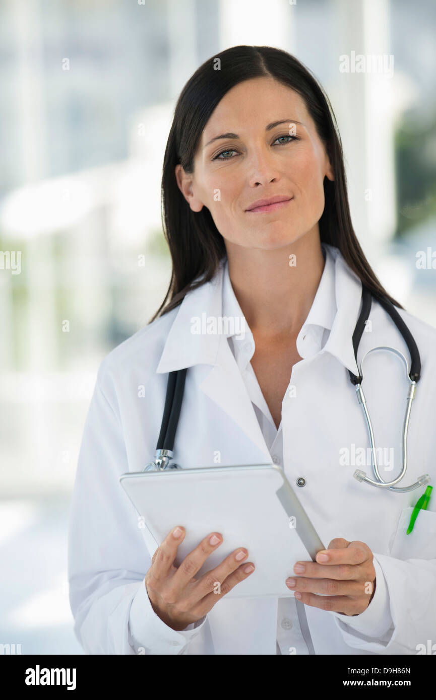 Female doctor using stethoscope hispanic hi-res stock photography and ...