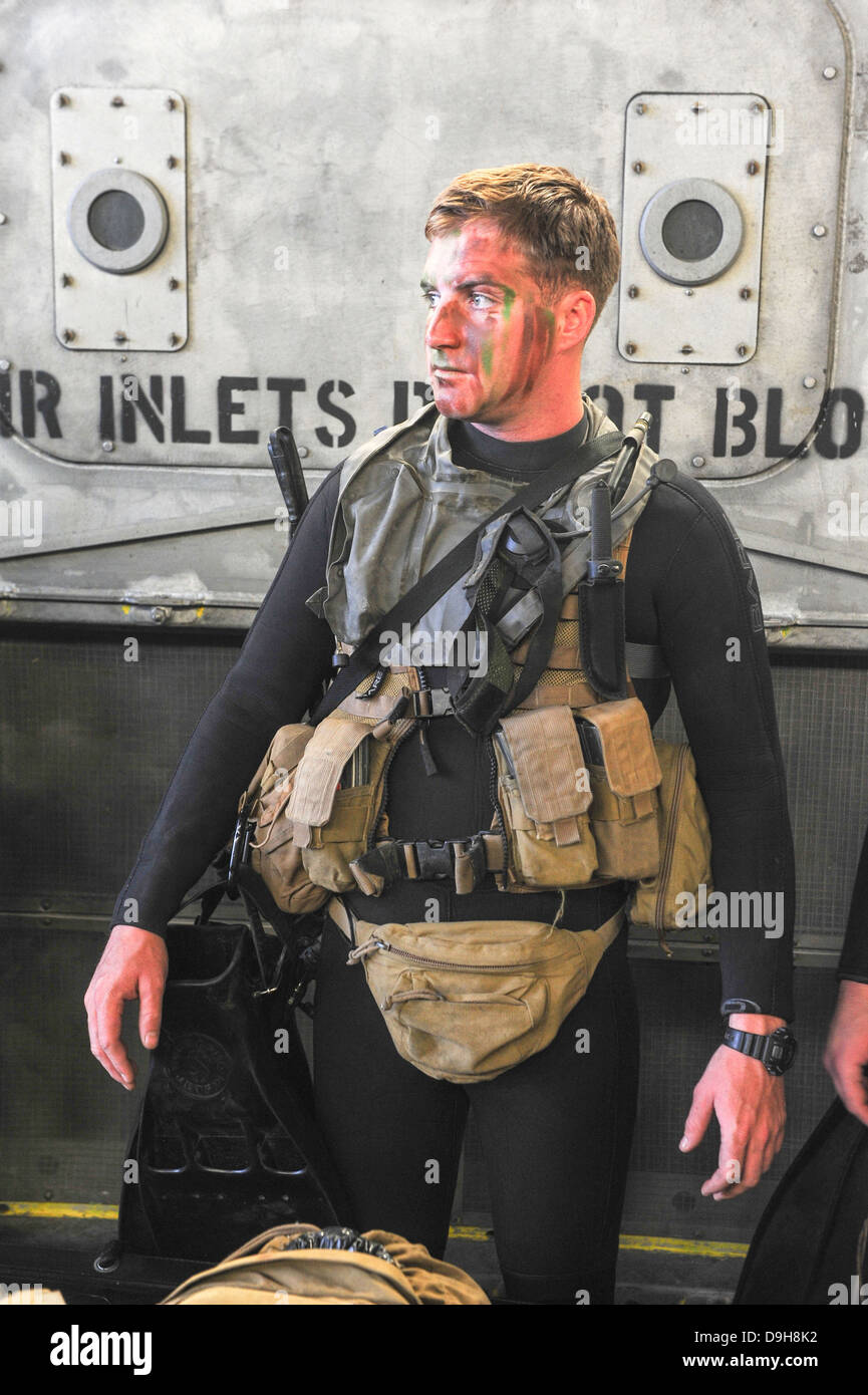 Marine from combat assault hi-res stock photography and images - Alamy