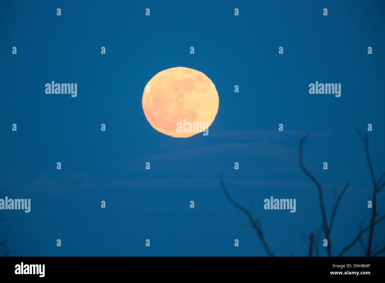Full Moon rising - Supermoon - diffraction - changing shape Stock Photo ...