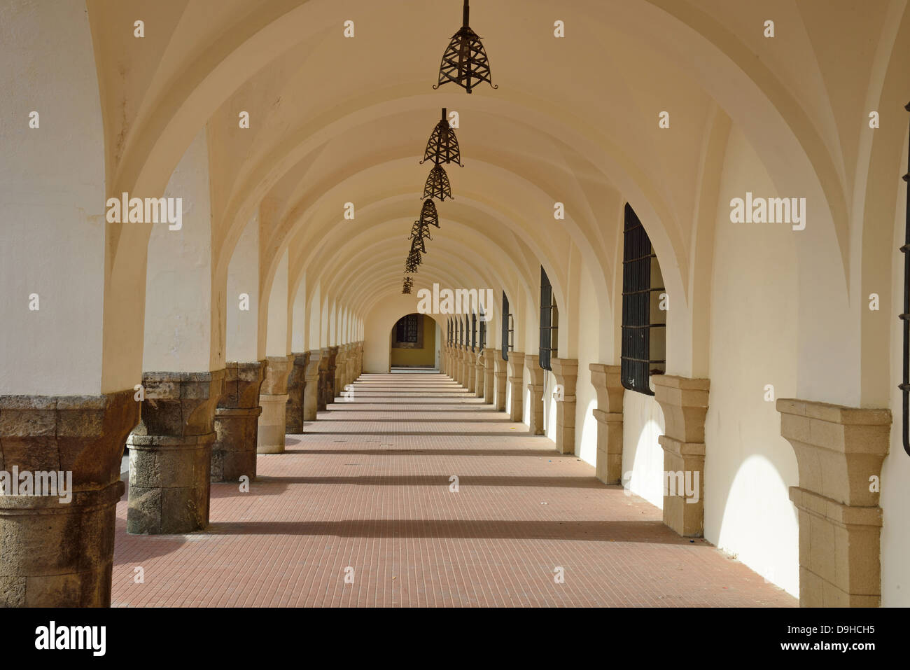 Arched colonnade hi-res stock photography and images - Alamy