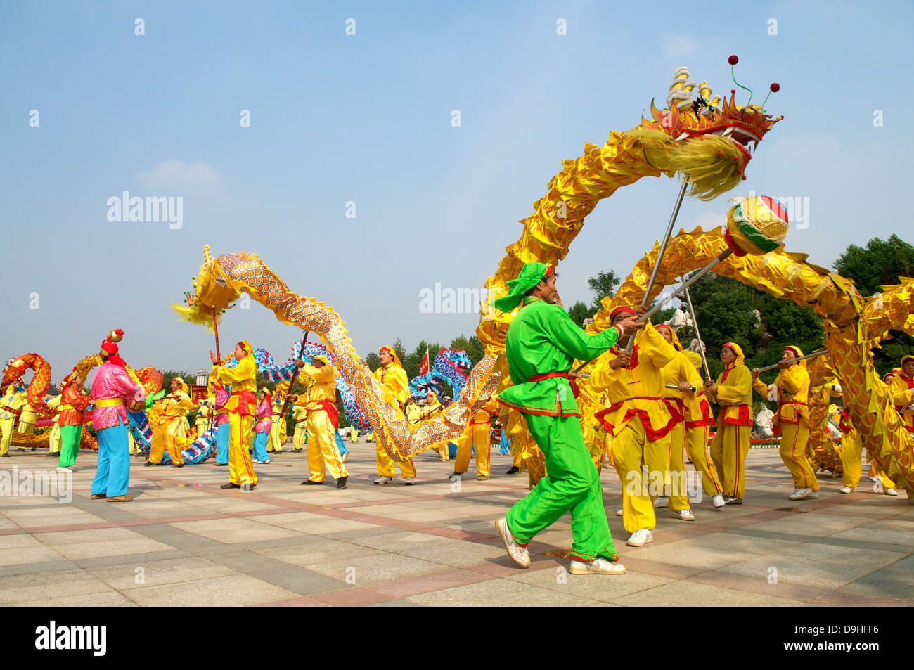 A traditional dragon dance performance in China Stock Photo - Alamy