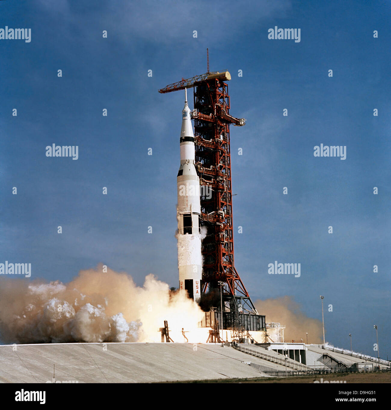 Apollo 11 rocket hi-res stock photography and images - Alamy