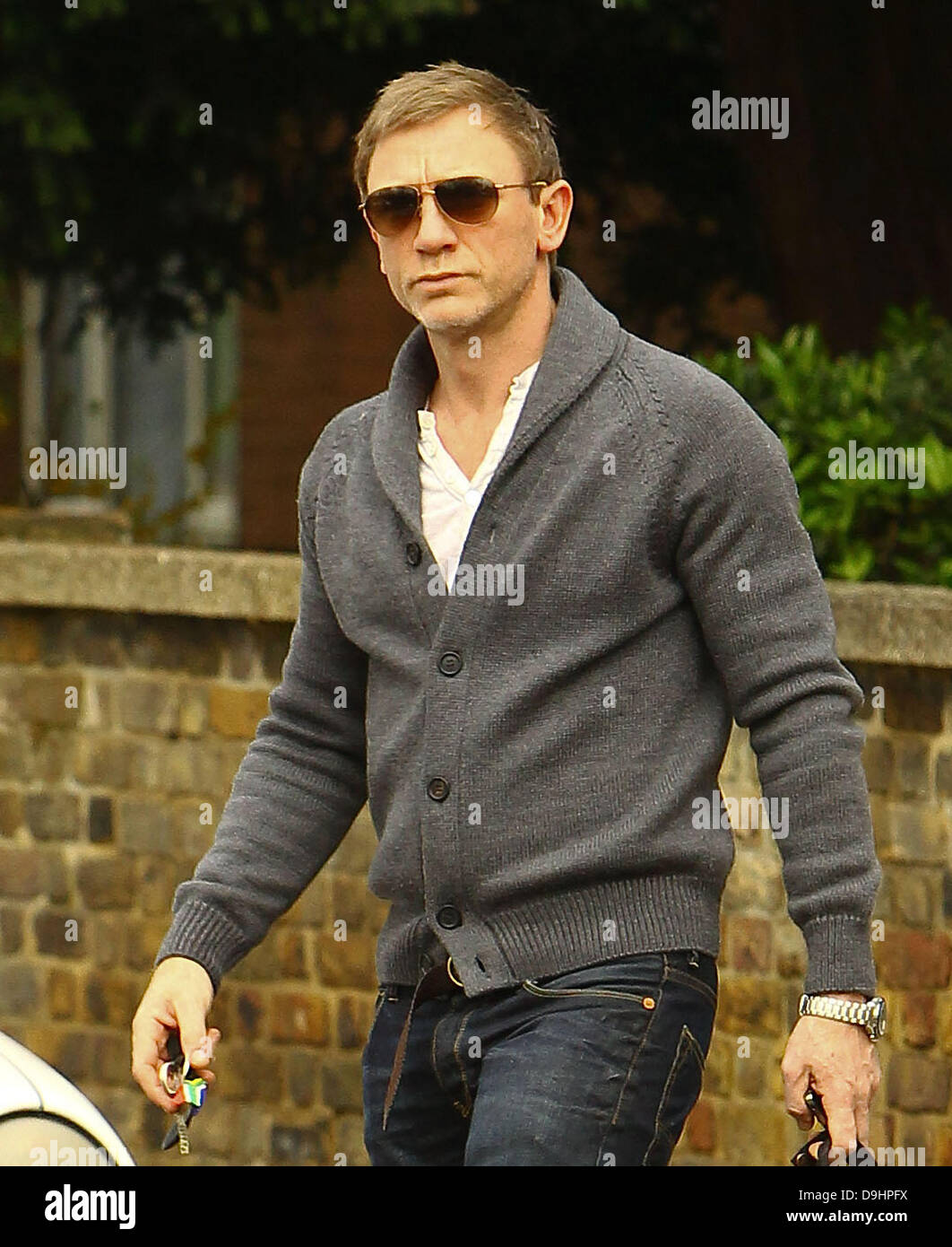 Daniel craig t shirt hi-res stock photography and images - Alamy