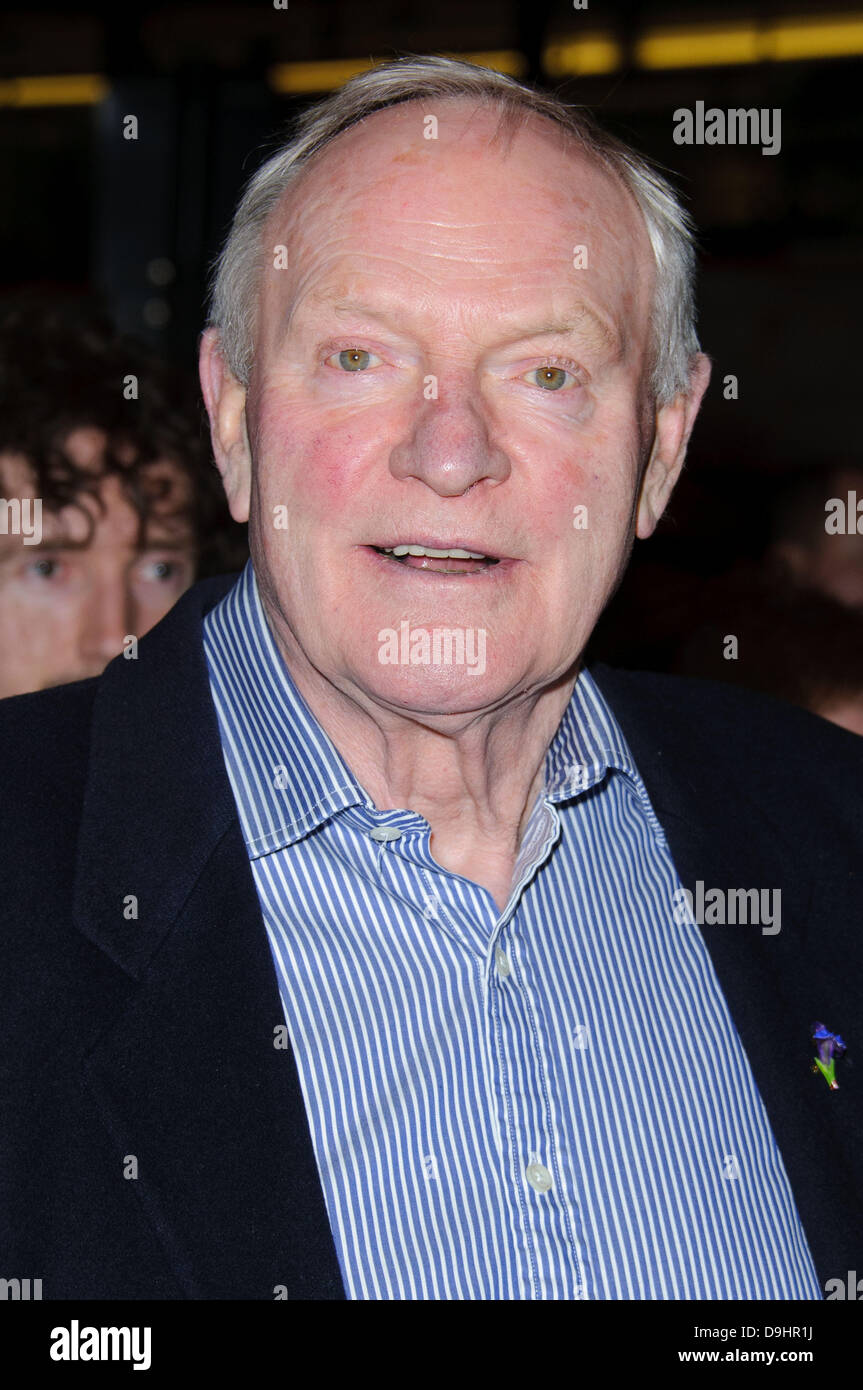 Julian glover hi-res stock photography and images - Alamy