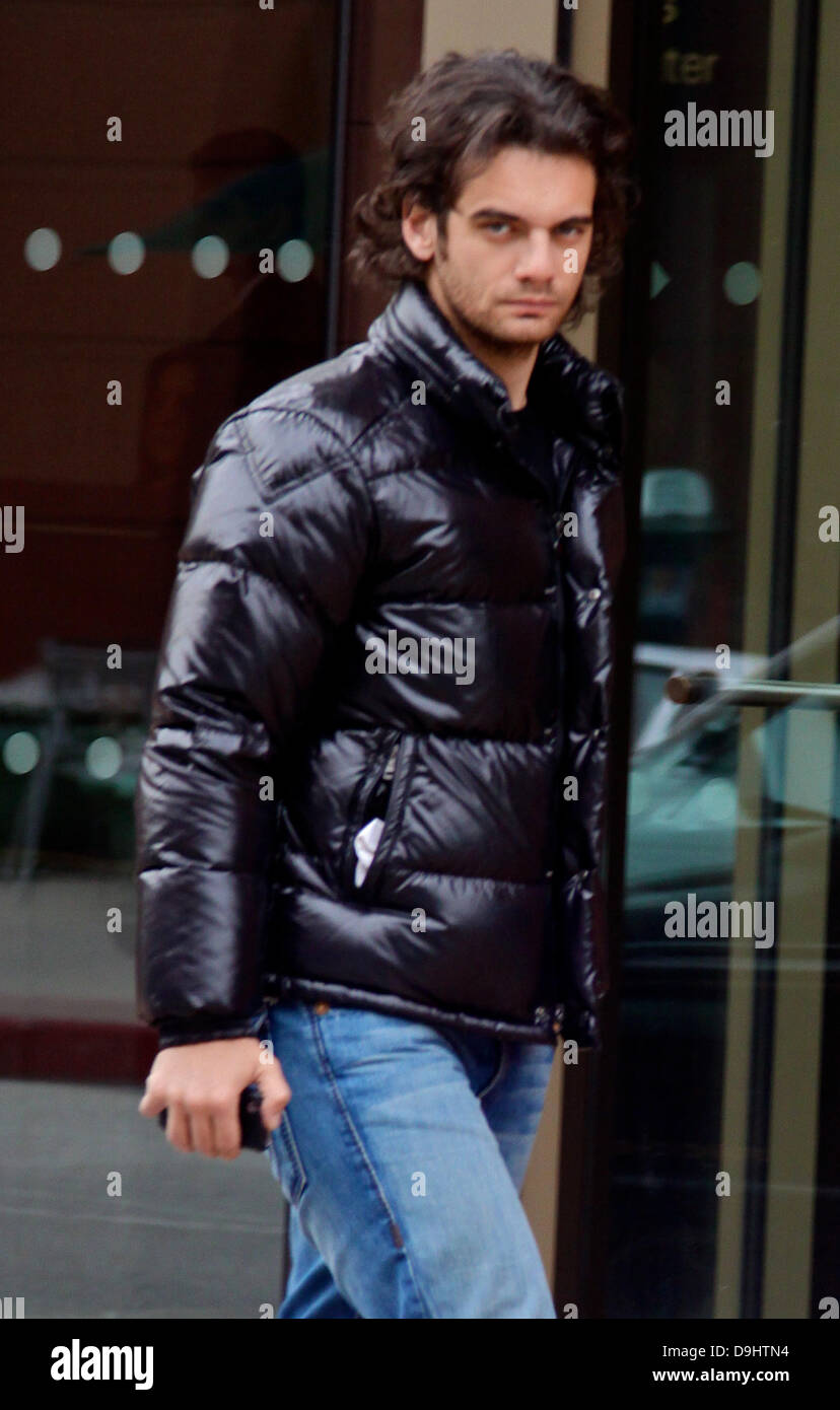 'True Blood' star Theo Alexander makes his way to a bank in Beverly ...