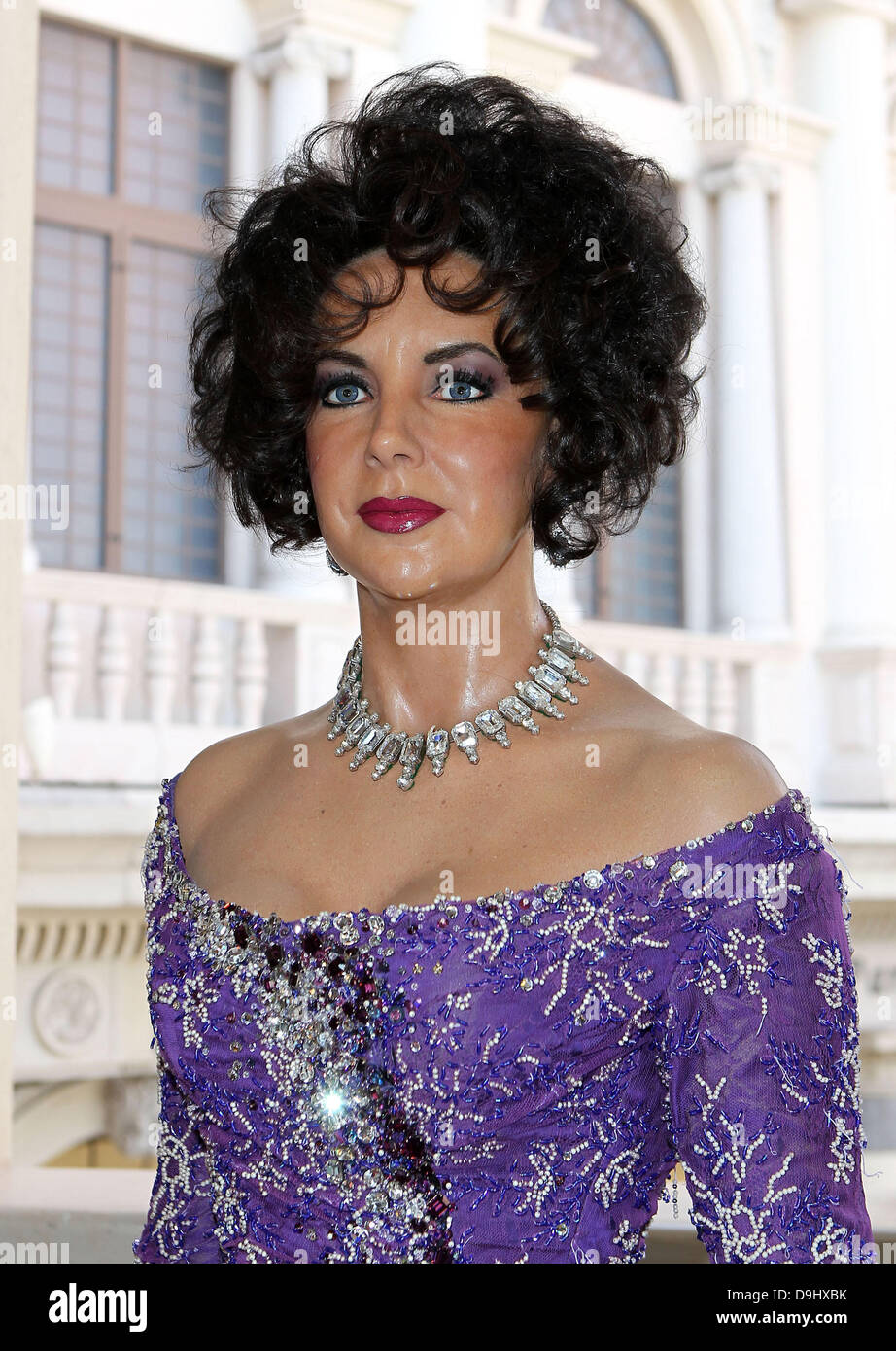 Elizabeth Taylor Wax Figure Elizabeth Taylor Tribute at Madame Tussauds ...