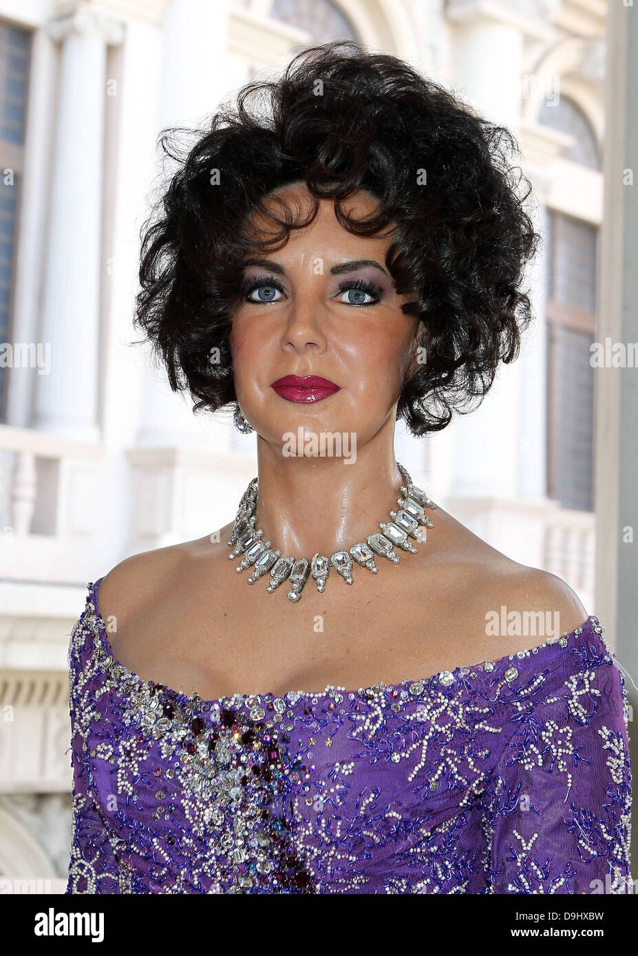 Elizabeth Taylor Wax Figure Elizabeth Taylor Tribute at Madame Tussauds ...