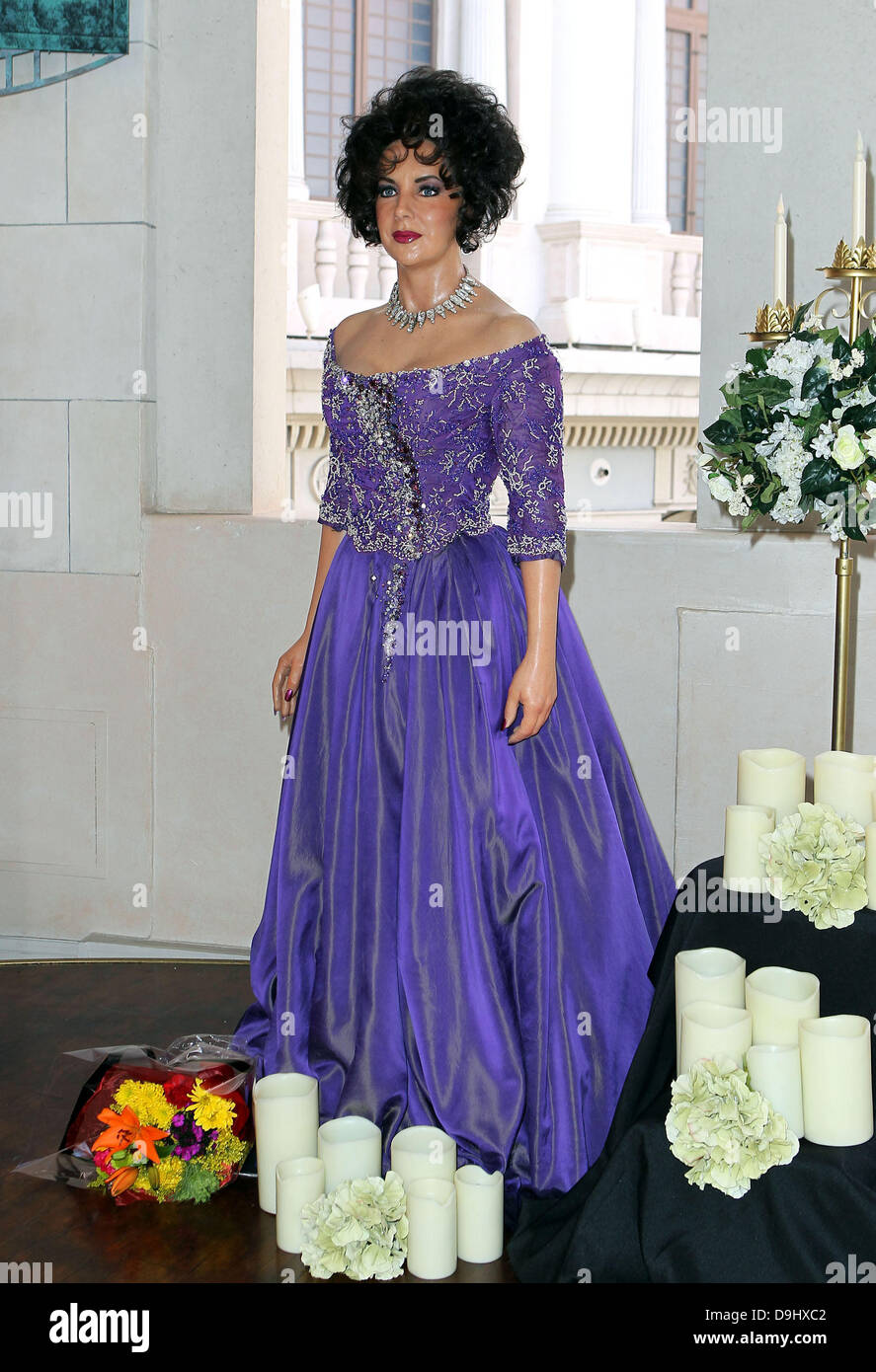 Elizabeth Taylor Wax Figure Elizabeth Taylor Tribute at Madame Tussauds ...