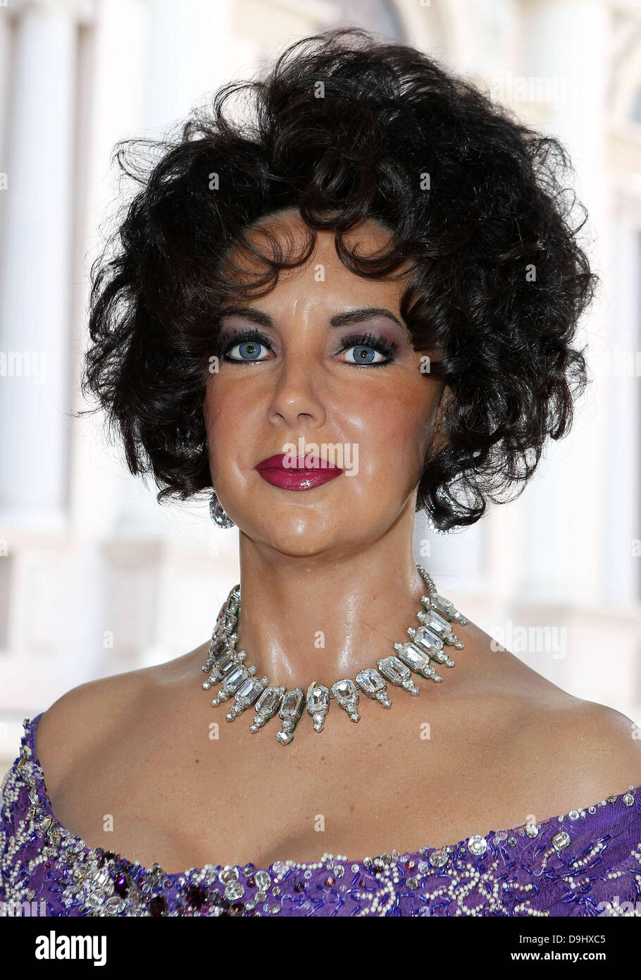 Elizabeth Taylor Wax Figure Elizabeth Taylor Tribute at Madame Tussauds ...