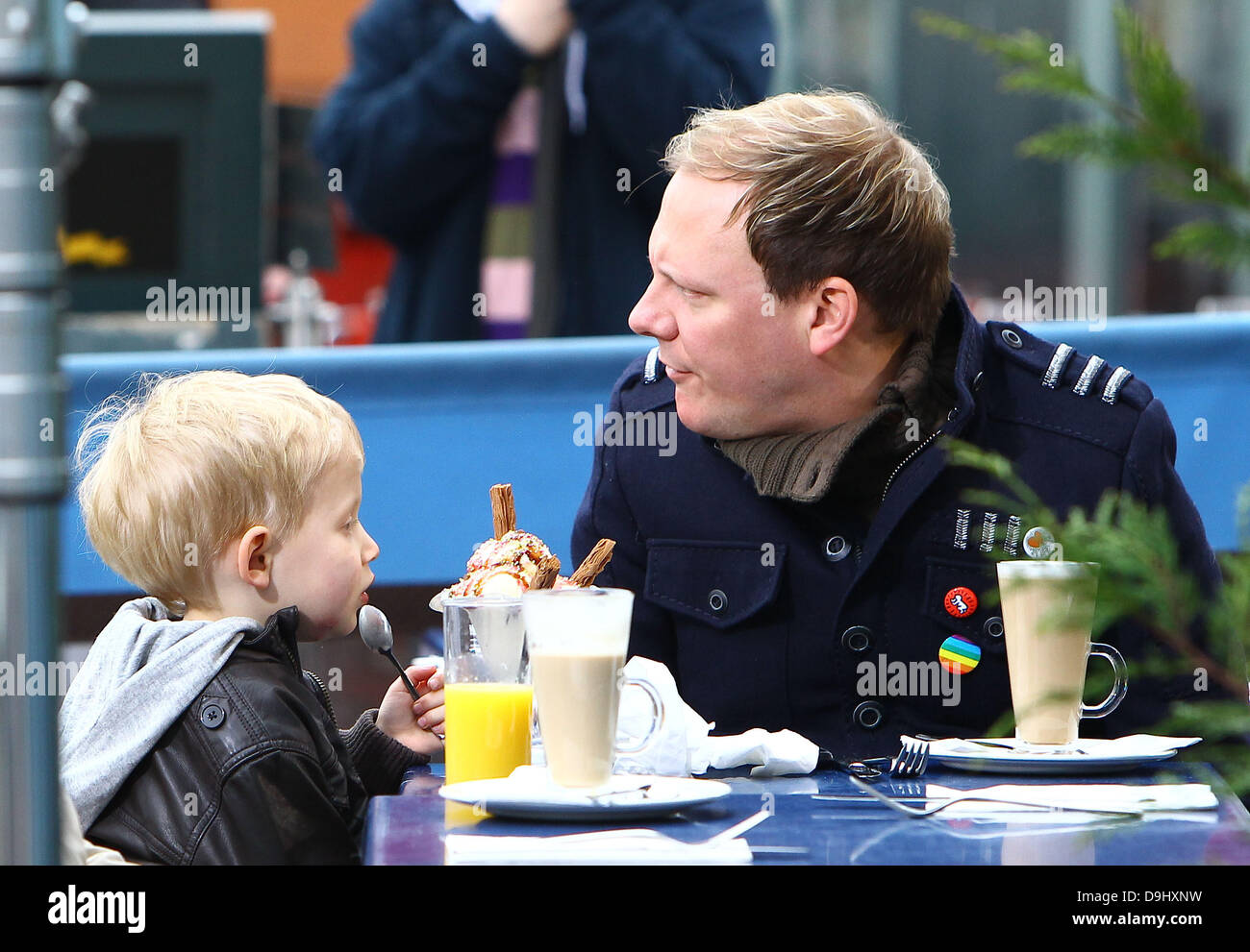 Antony Cotton films scenes for 'Coronation Street' on London's ...