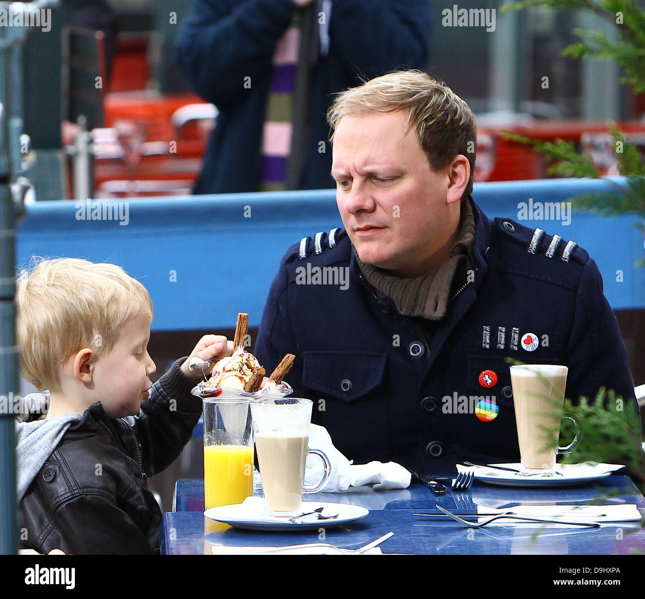 Antony Cotton films scenes for 'Coronation Street' on London's ...