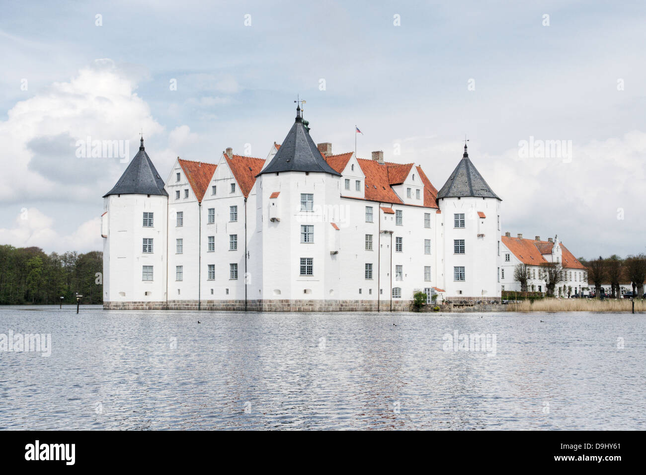 Moated castle Gluecksburg Stock Photo - Alamy