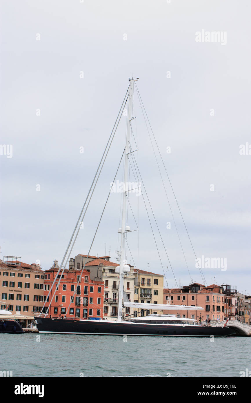 Dragon ship hi-res stock photography and images - Alamy