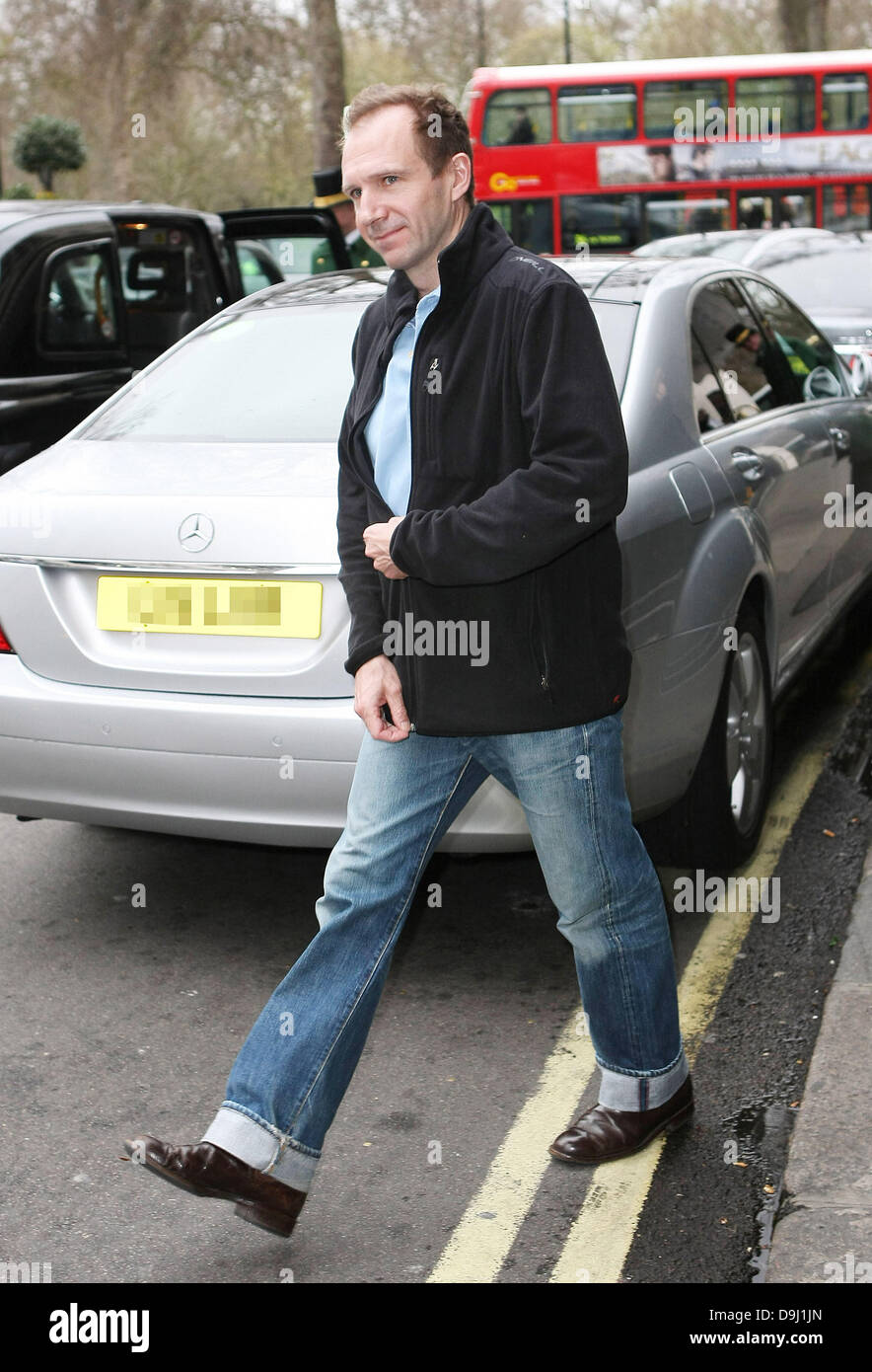 Celebrities Getting Out Of Cars 60 Photos - Moonagedaydream.film
