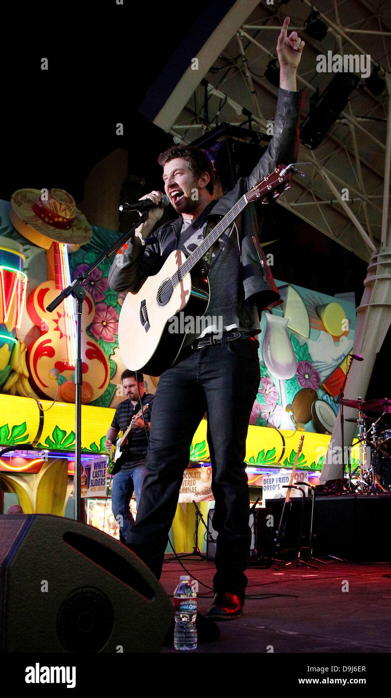 Brett eldredge acm concerts fremont hi-res stock photography and images ...