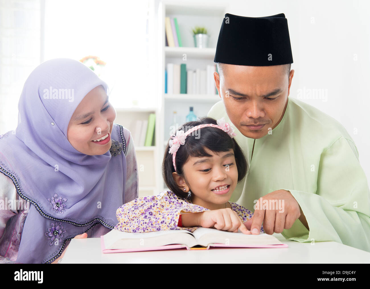Malaysia traditional woman child hi-res stock photography and images ...