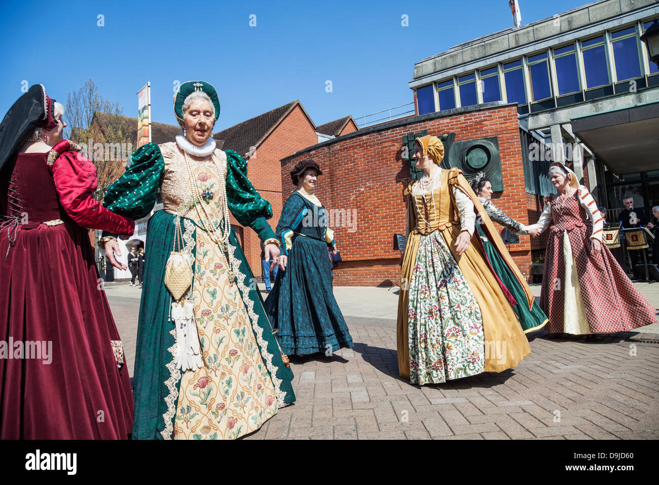 People wearing tudor costumes hi-res stock photography and images - Alamy