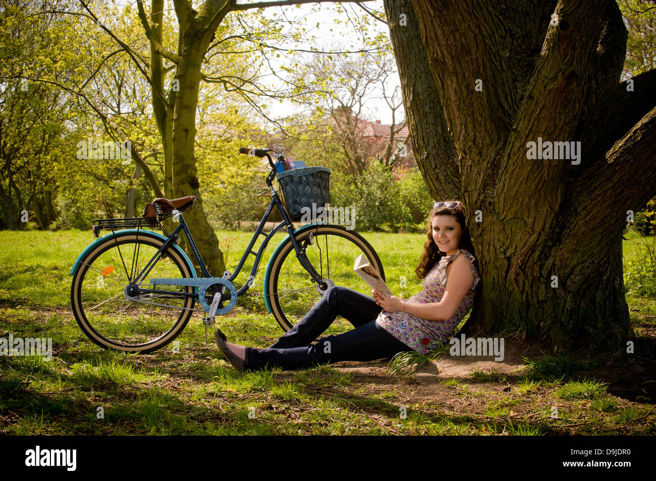 Woman under tree relaxing book hi-res stock photography and images - Alamy