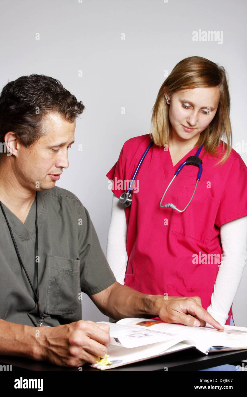 Medical students learning anatomy hi-res stock photography and images ...