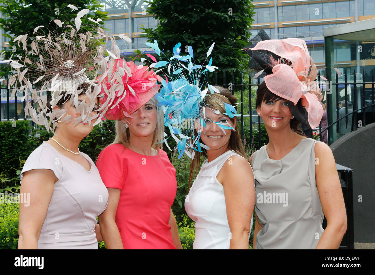 Women at ascot hi-res stock photography and images - Alamy